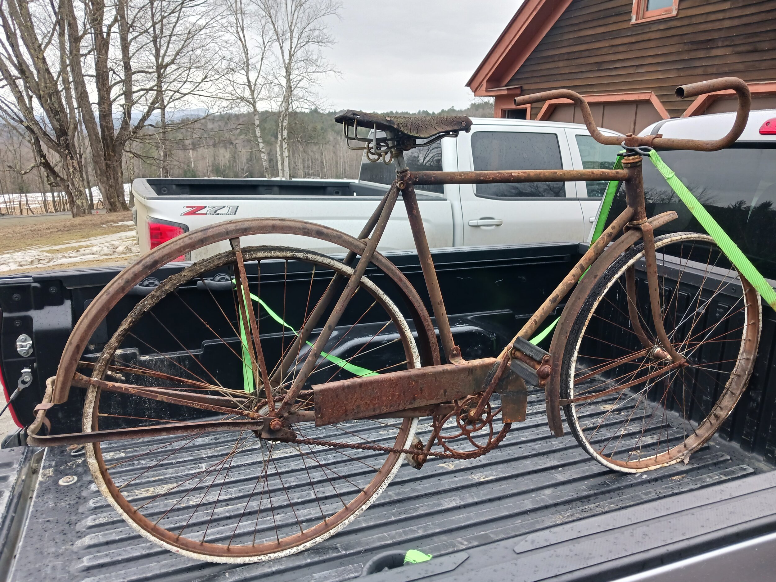 Looking for help identifying year and make of this prewar bicycle ...
