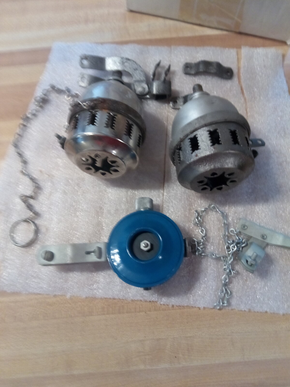 Sold - 2 Person's heart design sirens one bracket as is and 1 blix fork ...