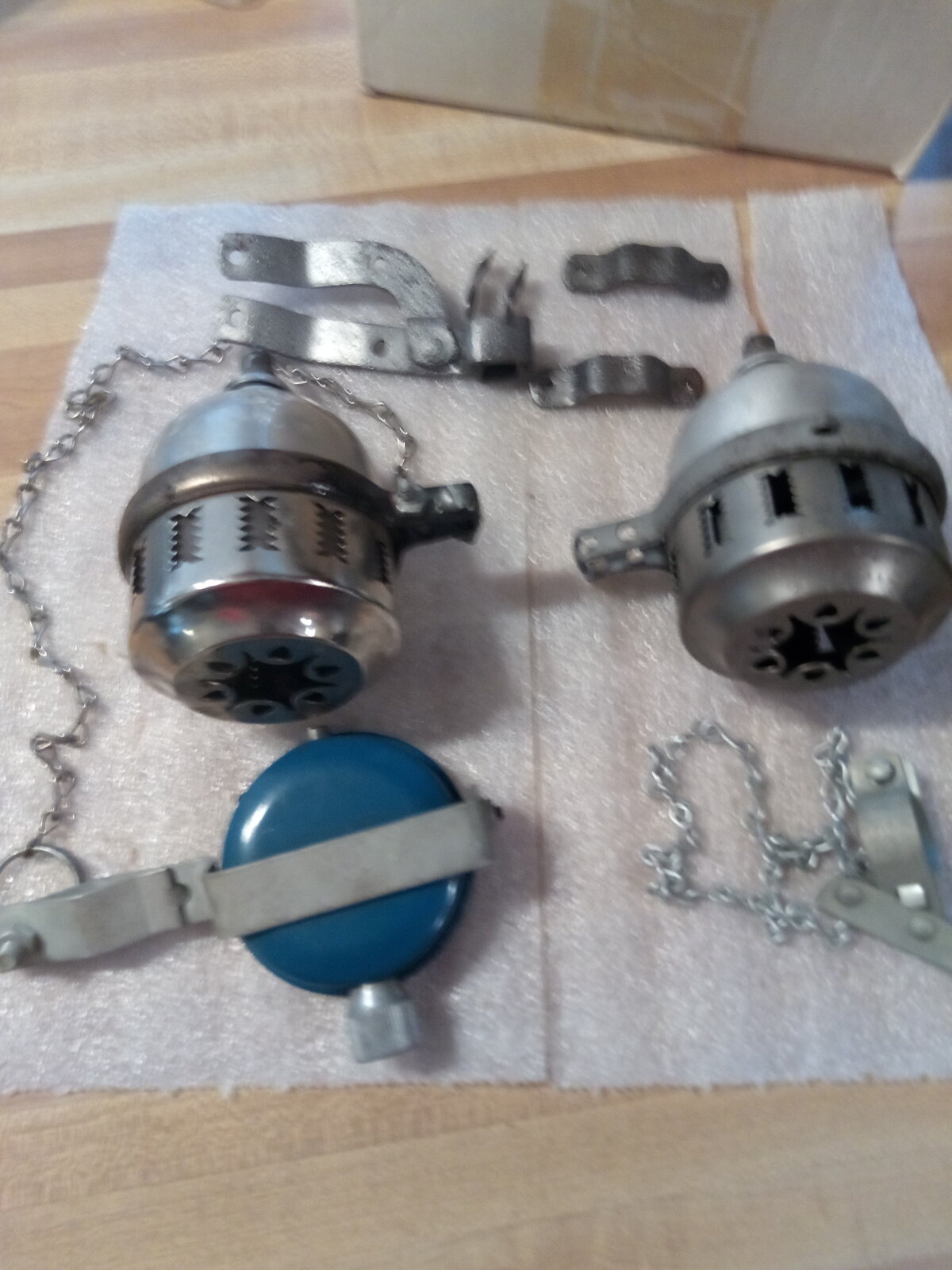 Sold - 2 Person's heart design sirens one bracket as is and 1 blix fork ...