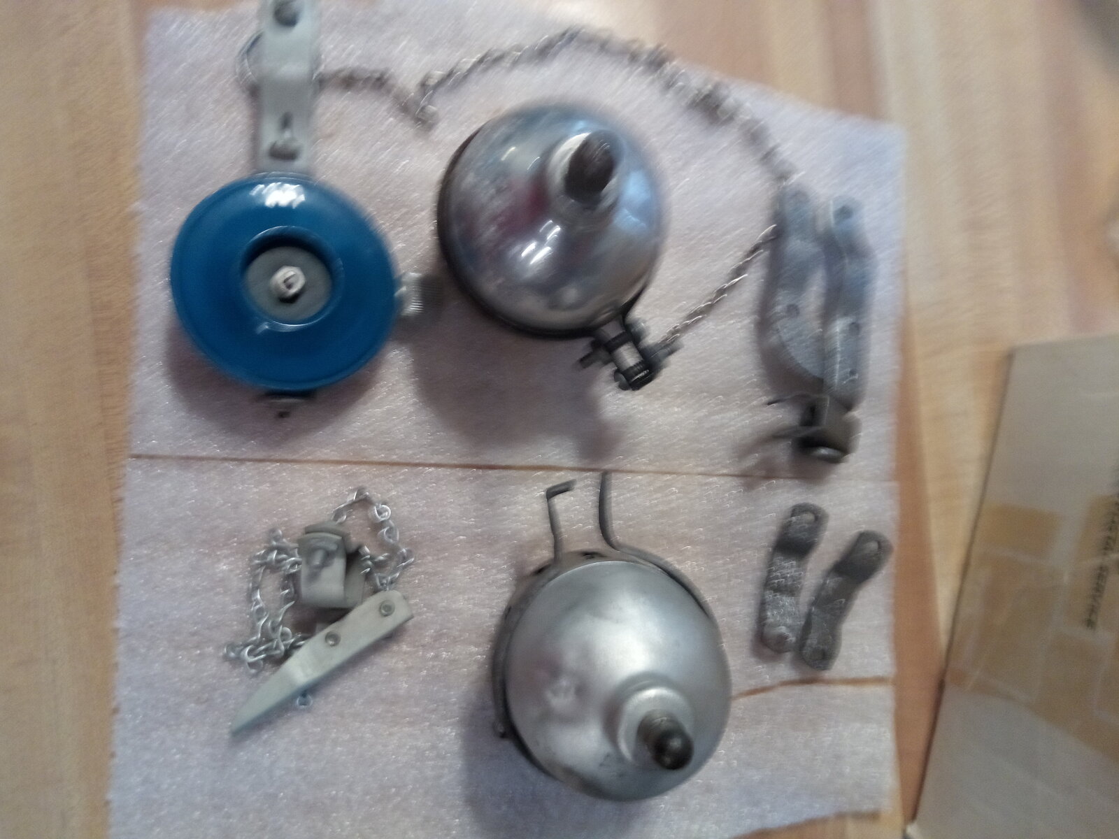 Sold - 2 Person's heart design sirens one bracket as is and 1 blix fork ...