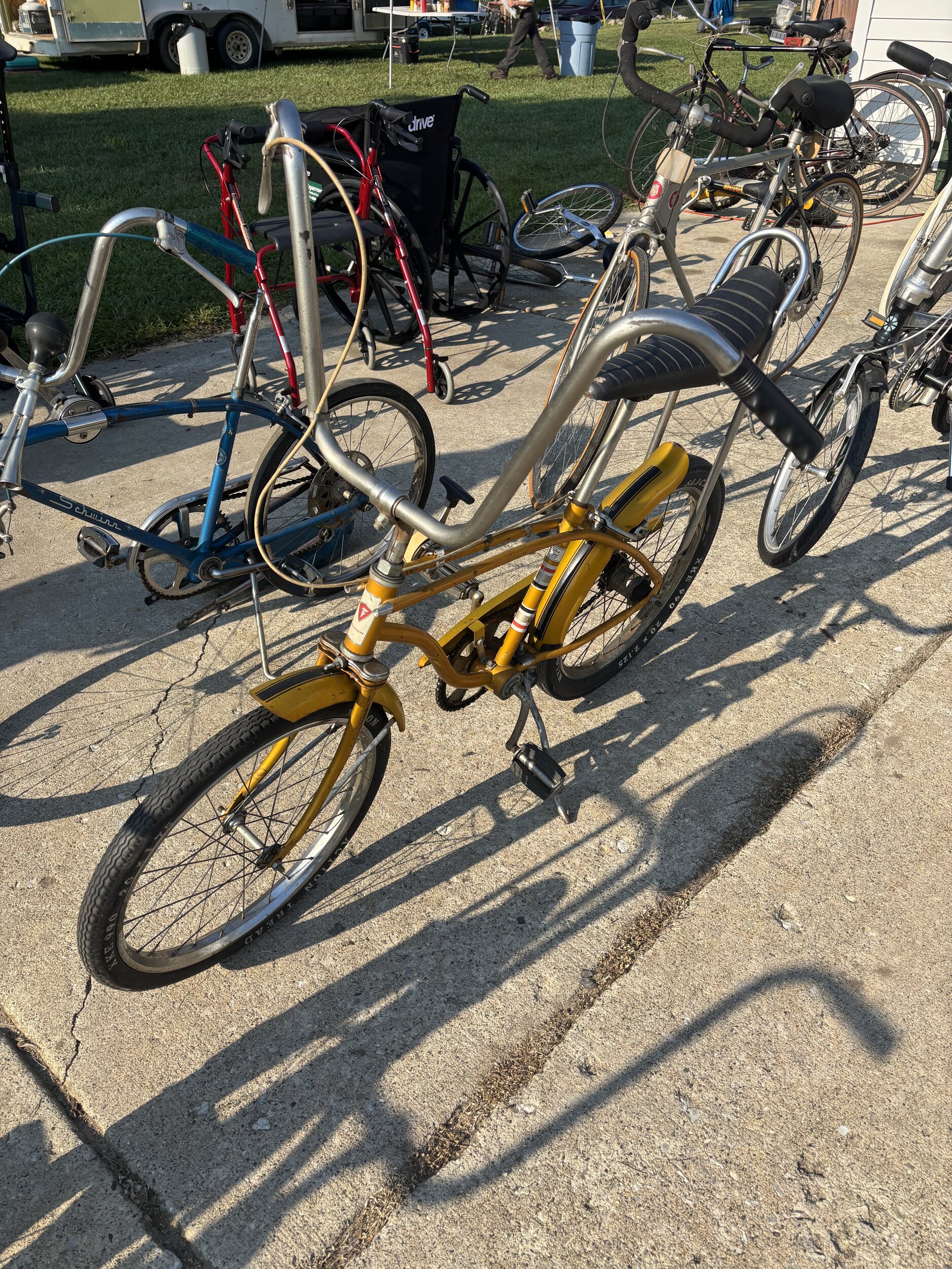 At an auction today, a few muscle bikes | Schwinn Stingrays and Other ...