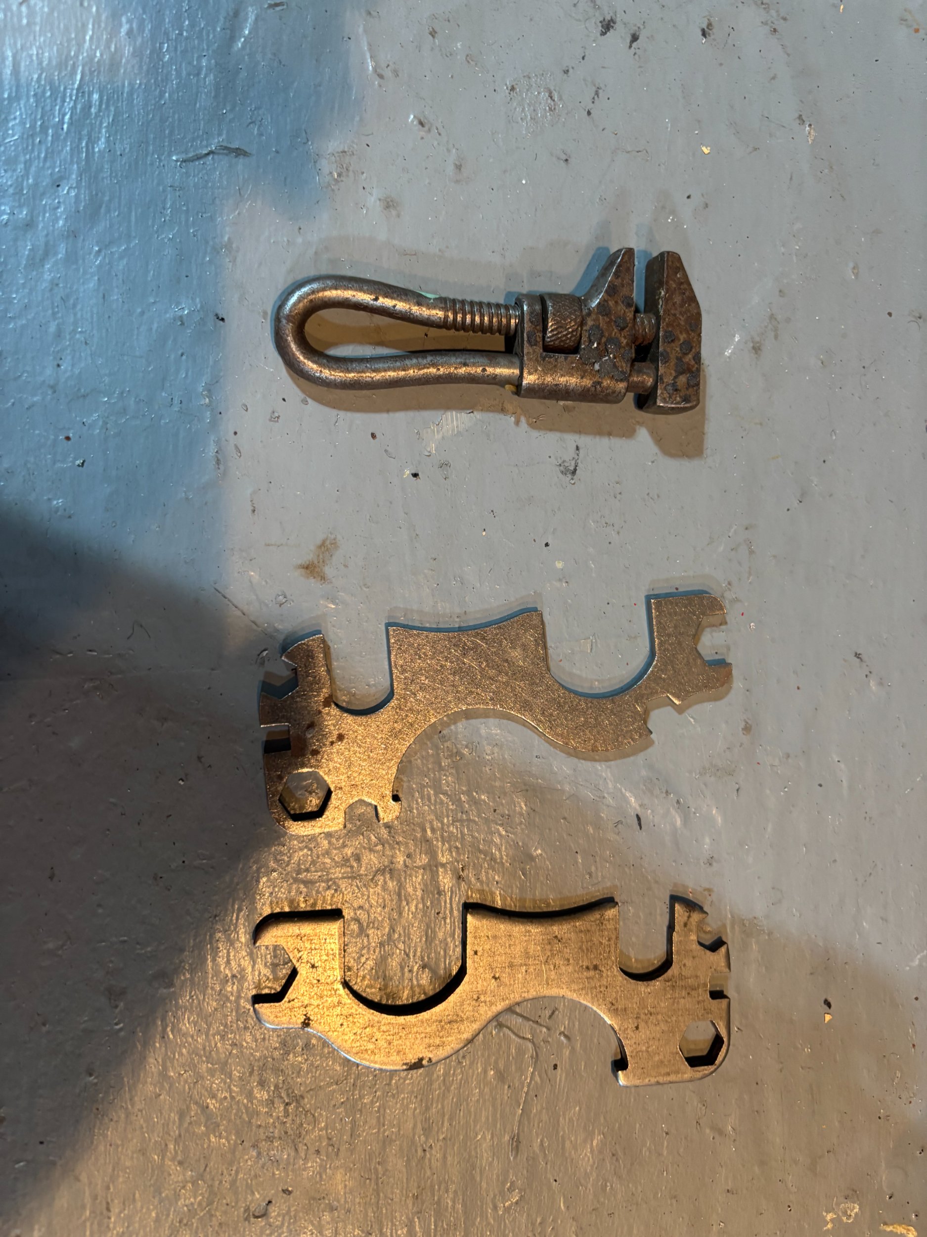 Ancient tools and assorted parts ( Spare tire holders, French tire ...