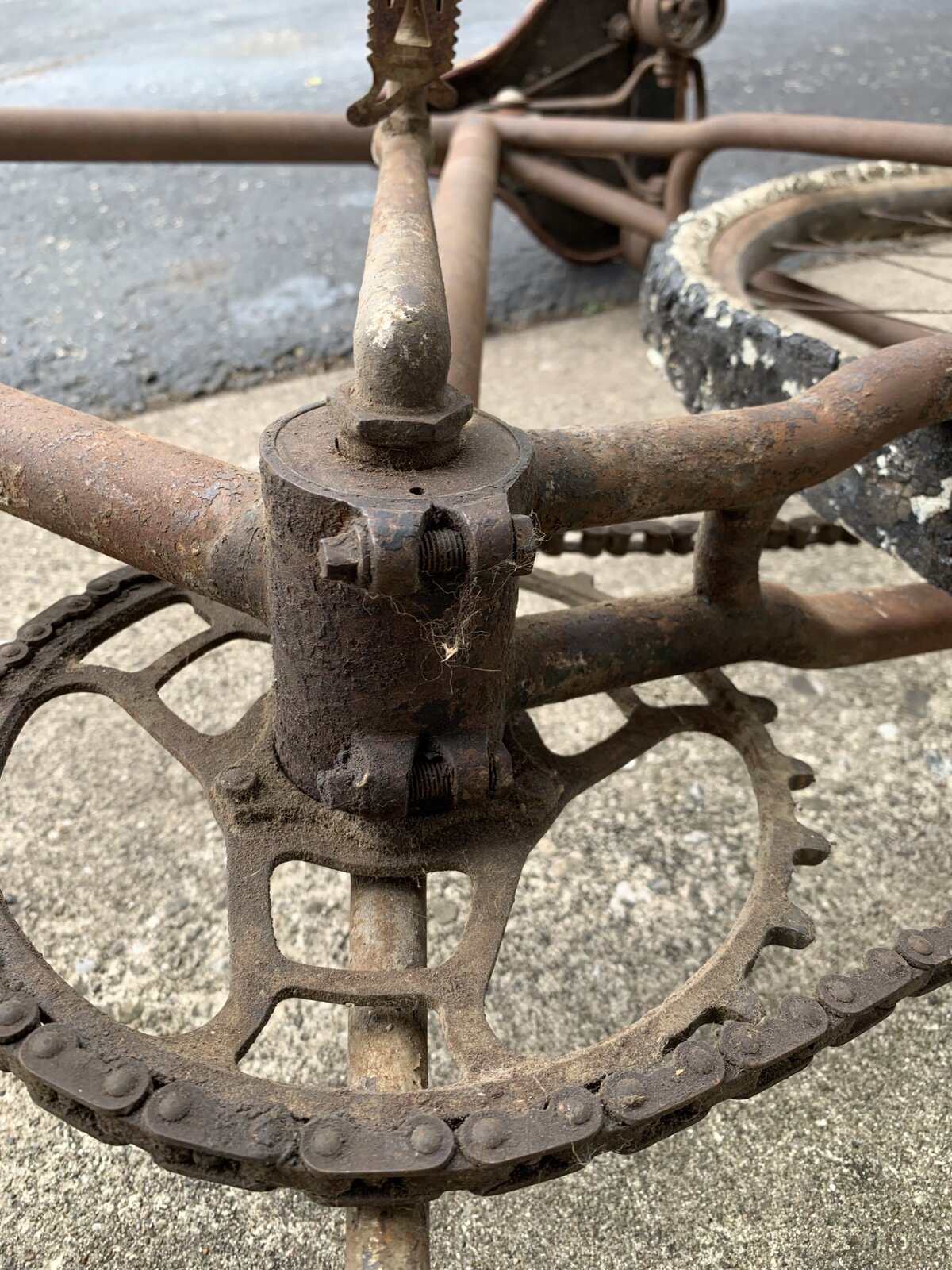 Need help to ID manufacturer of this cir. 1905 Marshall Field bike ...